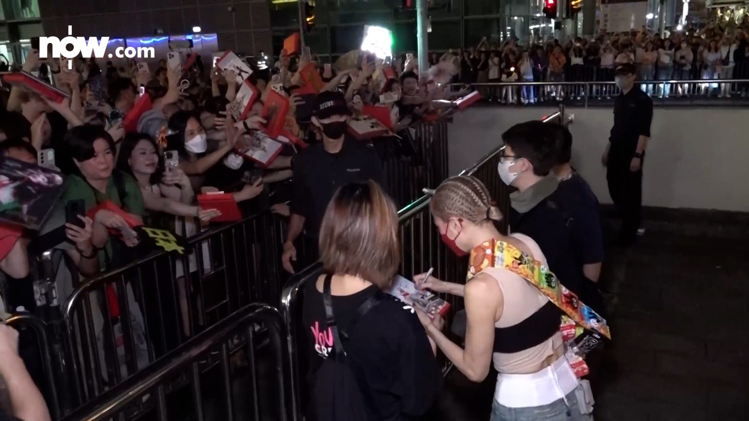 【有片】鄭秀文演唱會第10場嘉賓Jer@MIRROR：今次自己一個特別緊張 Sammi：你今晚表現相當好 | Now.com WATCH