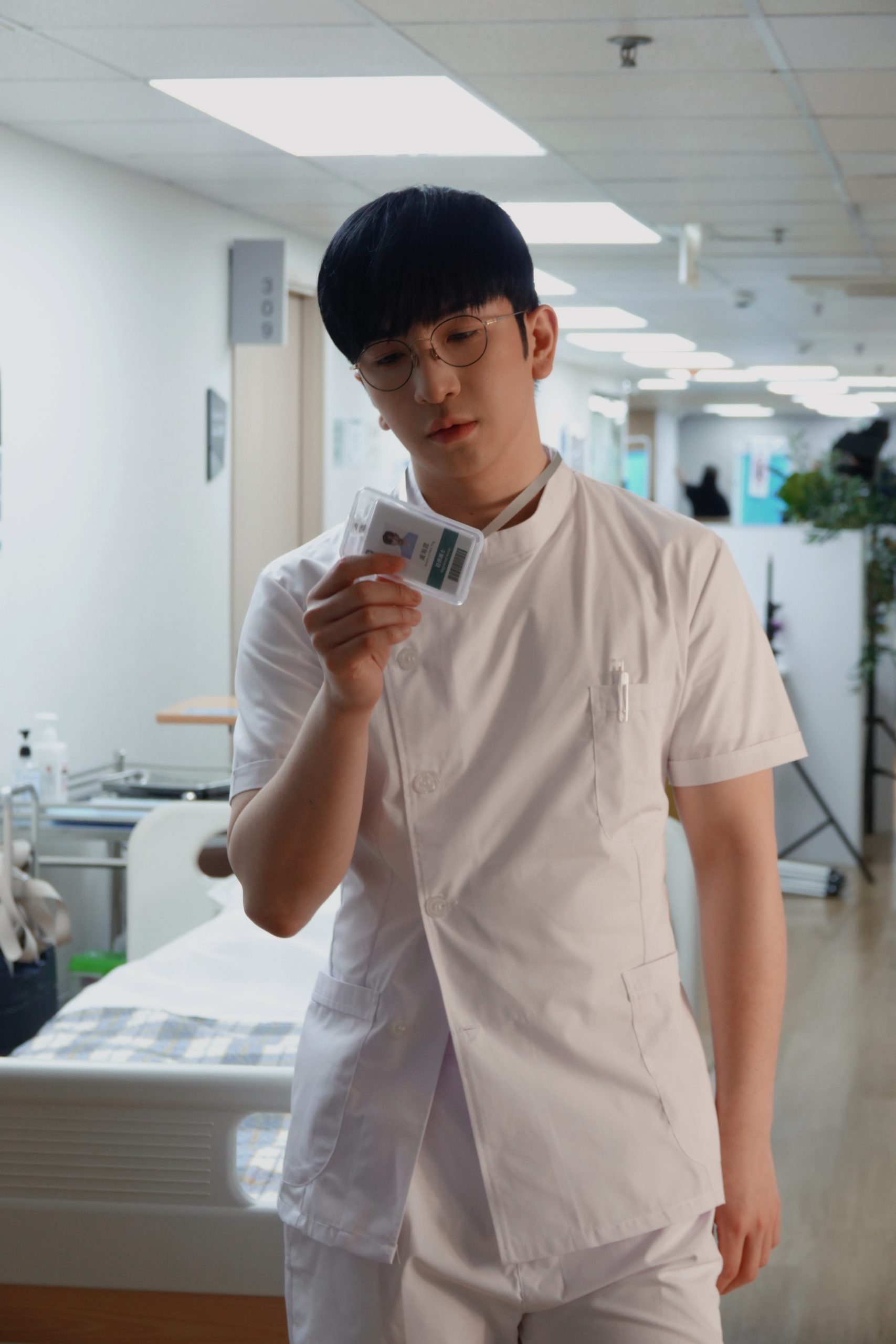 有片｜Anson Lo新慢歌MV演男護士 MV碌爆友情卡獲朱栢康、Ivy So、柯煒林坐鎮 | Now.com WATCH